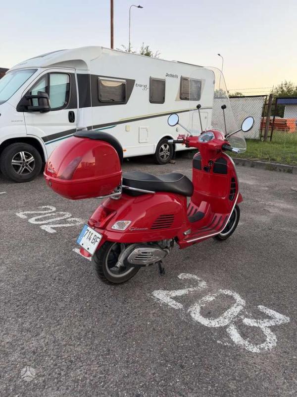 Sarkans Piaggio Vespa 2011 Viļņa, ar dzinēja tilpumu 0.30 L un nobraukumu 15 tūkst. km par 2750 €, foto 2 vietnē AUTOMOTO.COM.LV