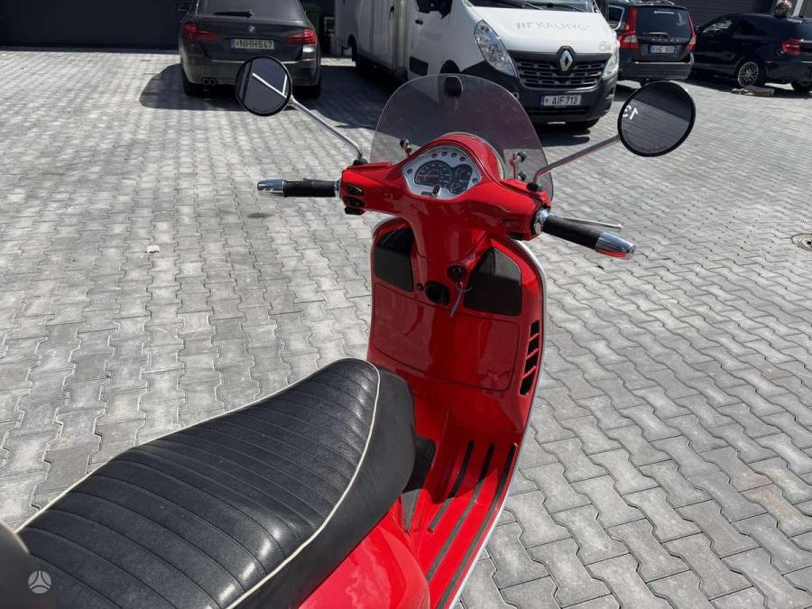 Red Piaggio Vespa 2012 in Kaunas, with an engine capacity of 0.13 L and mileage of 8 thousand km for 2650 €, photo 6 on AUTOMOTO.COM.LV