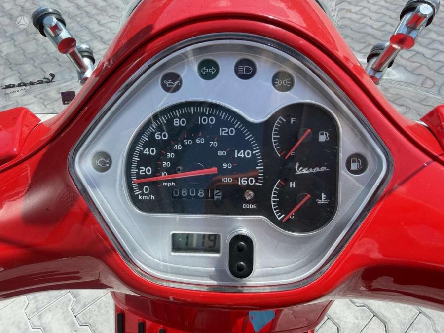 Red Piaggio Vespa 2012 in Kaunas, with an engine capacity of 0.13 L and mileage of 8 thousand km for 2650 €, photo 7 on AUTOMOTO.COM.LV