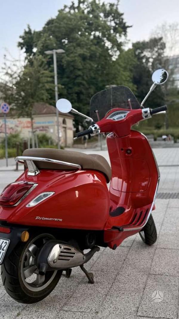 Sarkans Piaggio Vespa 2017 Viļņa, ar dzinēja tilpumu 50.00 L un nobraukumu 9 tūkst. km par 2300 €, foto 1 vietnē AUTOMOTO.COM.LV