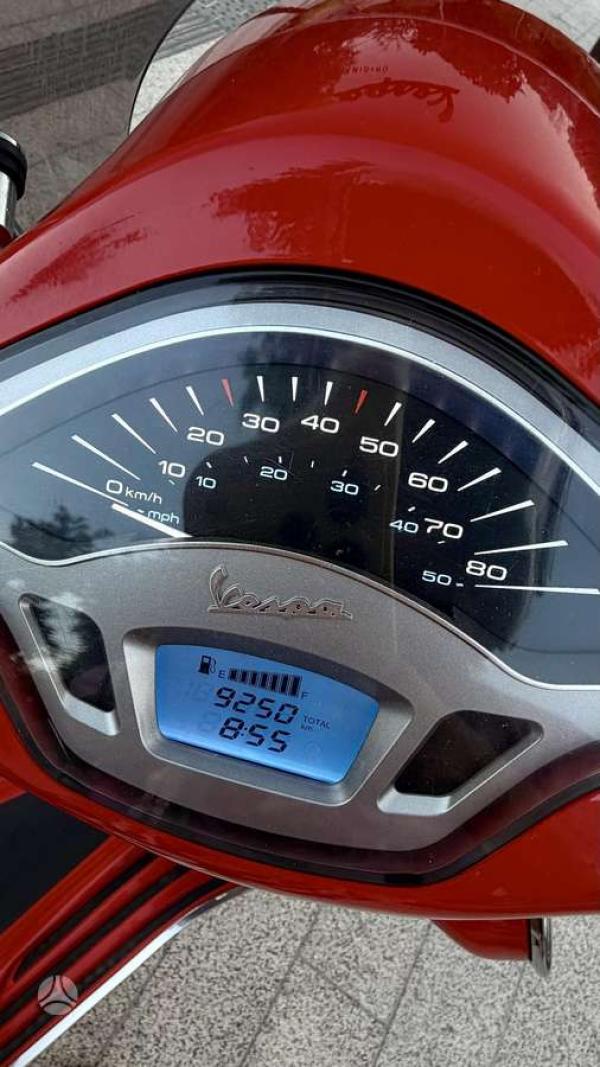 Sarkans Piaggio Vespa 2017 Viļņa, ar dzinēja tilpumu 50.00 L un nobraukumu 9 tūkst. km par 2300 €, foto 4 vietnē AUTOMOTO.COM.LV