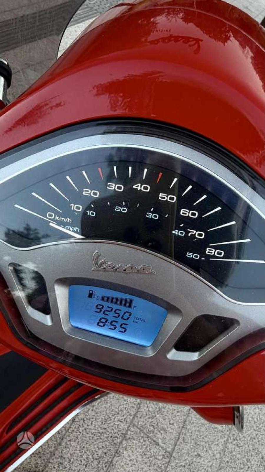 Sarkans Piaggio Vespa 2017 Viļņa, ar dzinēja tilpumu 50.00 L un nobraukumu 9 tūkst. km par 2300 €, foto 5 vietnē AUTOMOTO.COM.LV