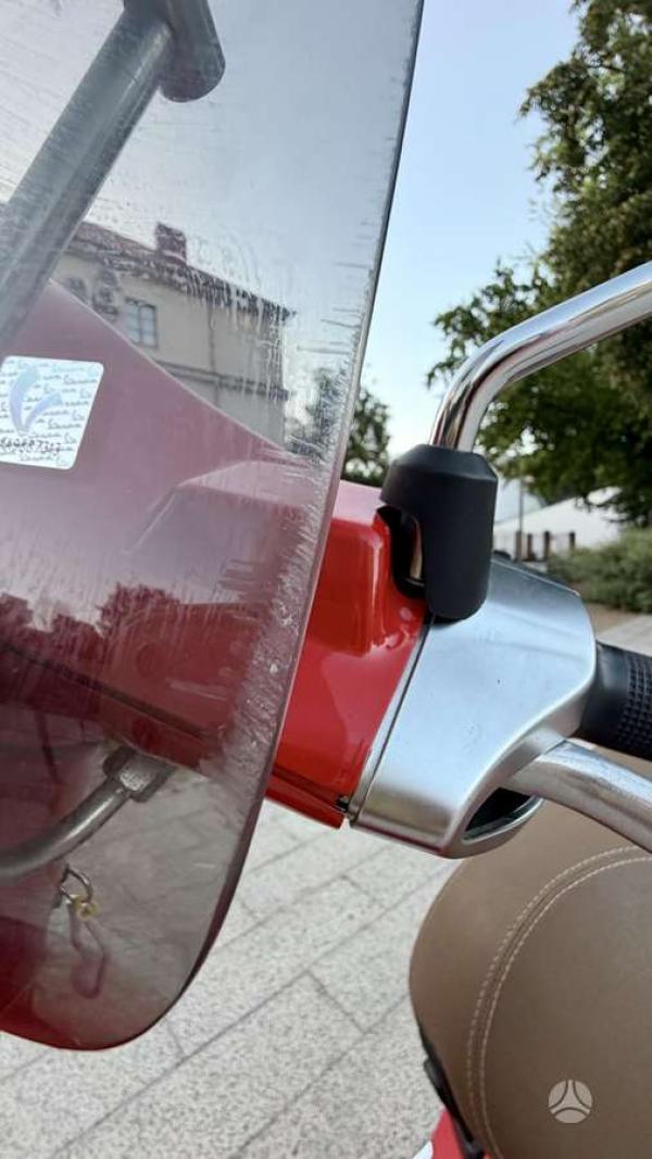 Sarkans Piaggio Vespa 2017 Viļņa, ar dzinēja tilpumu 50.00 L un nobraukumu 9 tūkst. km par 2300 €, foto 7 vietnē AUTOMOTO.COM.LV