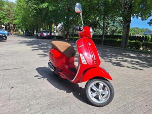 Red Piaggio Vespa 2018 in Siauliai, with an engine capacity of 50.00 L and mileage of 4 thousand km for 2100 €, photo 4 on AUTOMOTO.COM.LV