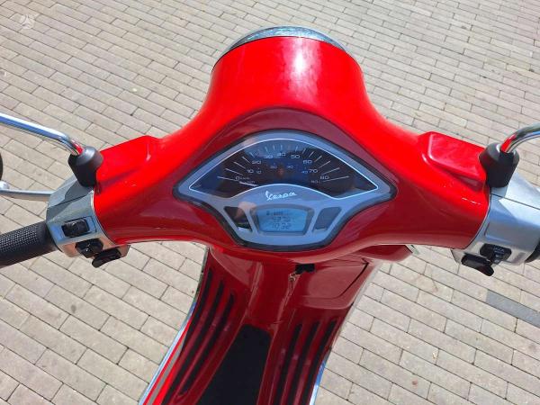 Red Piaggio Vespa 2018 in Siauliai, with an engine capacity of 50.00 L and mileage of 4 thousand km for 2100 €, photo 5 on AUTOMOTO.COM.LV