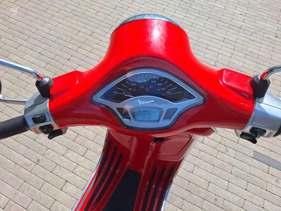 Red Piaggio Vespa 2018 in Siauliai, with an engine capacity of 50.00 L and mileage of 4 thousand km for 2100 €, photo 6 on AUTOMOTO.COM.LV