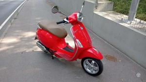 Красный Piaggio Vespa 2019 в Вевис, объемом двигателя 0.13 л и пробегом 13 тыс. км за 2750 €, фото  на AUTOMOTO.COM.LV