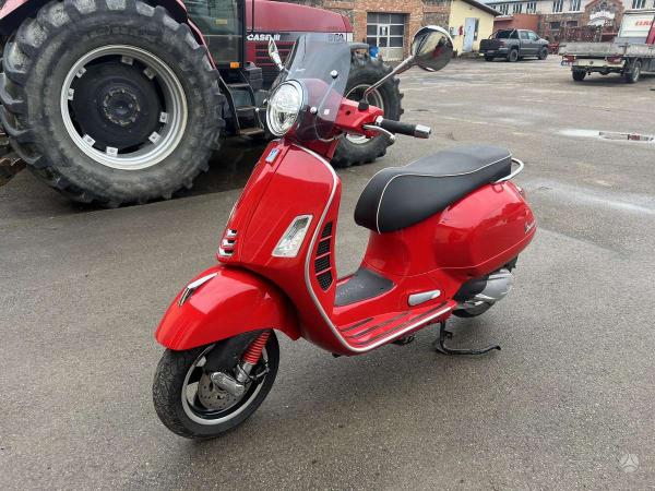 Red Piaggio Vespa 2022 in Radviliskis, with an engine capacity of 0.30 L and mileage of 5 thousand km for 4950 €, photo 1 on AUTOMOTO.COM.LV