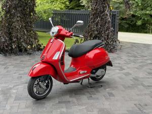 Sarkans Piaggio Vespa 2025 Marijampole, ar dzinēja tilpumu 0.13 L un nobraukumu 2 tūkst. km par 4950 €, foto  vietnē AUTOMOTO.COM.LV