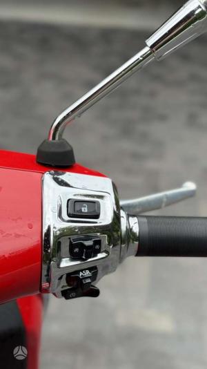 Sarkans Piaggio Vespa 2025 Marijampole, ar dzinēja tilpumu 0.13 L un nobraukumu 2 tūkst. km par 4950 €, foto 10 vietnē AUTOMOTO.COM.LV