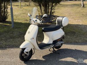 Белый Piaggio Vespa 2001 в Аникщяй, объемом двигателя 0.13 л и пробегом 24 тыс. км за 2000 €, фото  на AUTOMOTO.COM.LV