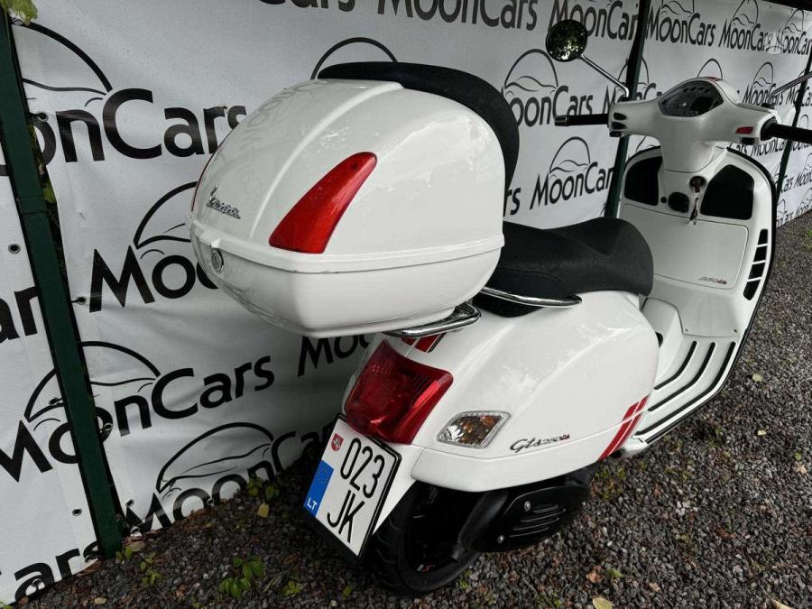 White Piaggio Vespa 2005 in Vilnius, with an engine capacity of 0.25 L and mileage of 40 thousand km for 2500 €, photo 13 on AUTOMOTO.COM.LV