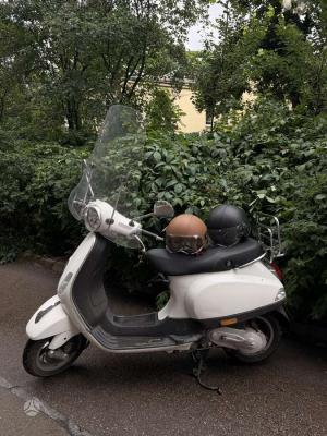 White Piaggio Vespa 2009 in Vilnius, with an engine capacity of 49.00 L and mileage of 19 thousand km for 700 €, photo  on AUTOMOTO.COM.LV