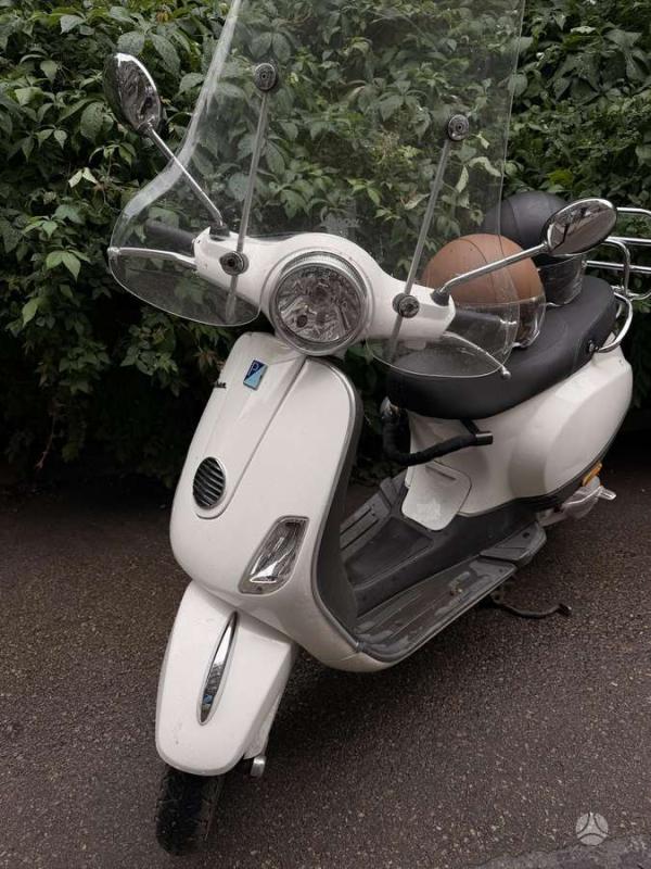White Piaggio Vespa 2009 in Vilnius, with an engine capacity of 49.00 L and mileage of 19 thousand km for 700 €, photo 2 on AUTOMOTO.COM.LV