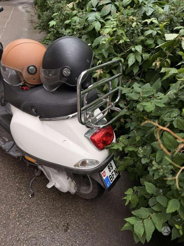 White Piaggio Vespa 2009 in Vilnius, with an engine capacity of 49.00 L and mileage of 19 thousand km for 700 €, photo 4 on AUTOMOTO.COM.LV