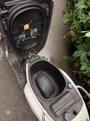 White Piaggio Vespa 2009 in Vilnius, with an engine capacity of 49.00 L and mileage of 19 thousand km for 700 €, photo 7 on AUTOMOTO.COM.LV