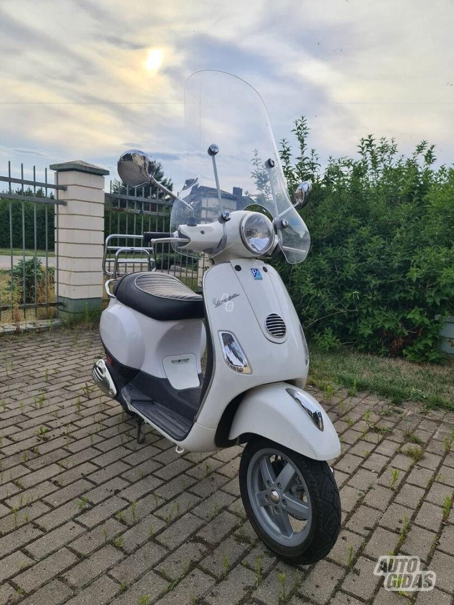 Белый Piaggio Vespa 2010 в Вильнюс, объемом двигателя 0.05 л и пробегом 14 тыс. км за 1790 €, фото 1 на AUTOMOTO.COM.LV