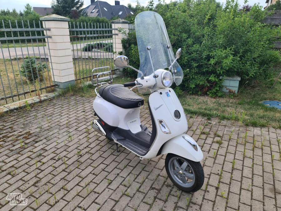 Белый Piaggio Vespa 2010 в Вильнюс, объемом двигателя 0.05 л и пробегом 14 тыс. км за 1790 €, фото 3 на AUTOMOTO.COM.LV