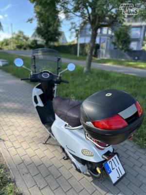 Белый Piaggio Vespa 2012 в Вевис, объемом двигателя 0.13 л и пробегом 3 тыс. км за 980 €, фото 4 на AUTOMOTO.COM.LV