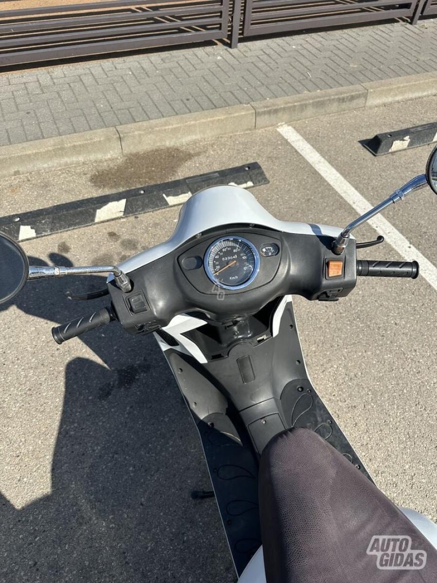 Белый Piaggio Vespa 2012 в Вевис, объемом двигателя 0.13 л и пробегом 3 тыс. км за 980 €, фото 5 на AUTOMOTO.COM.LV