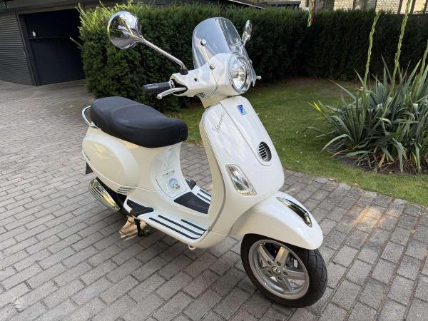 White Piaggio Vespa 2013 in Vilnius, with an engine capacity of 0.15 L and mileage of 4 thousand km for 2500 €, photo 1 on AUTOMOTO.COM.LV