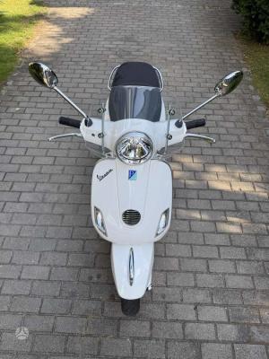 White Piaggio Vespa 2013 in Vilnius, with an engine capacity of 0.15 L and mileage of 4 thousand km for 2500 €, photo 6 on AUTOMOTO.COM.LV