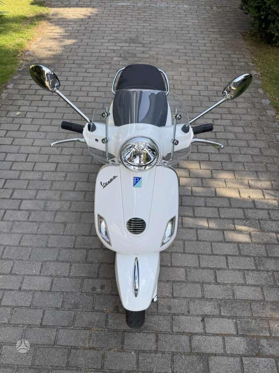 White Piaggio Vespa 2013 in Vilnius, with an engine capacity of 0.15 L and mileage of 4 thousand km for 2500 €, photo 6 on AUTOMOTO.COM.LV