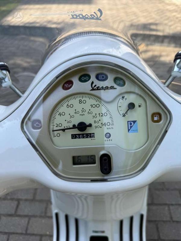 White Piaggio Vespa 2013 in Vilnius, with an engine capacity of 0.15 L and mileage of 4 thousand km for 2500 €, photo 6 on AUTOMOTO.COM.LV