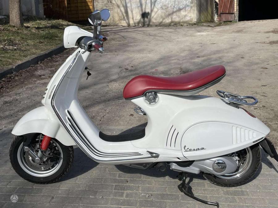 White Piaggio Vespa 2016 in Vilnius, with an engine capacity of 0.13 L and mileage of 4 thousand km for 3600 €, photo 1 on AUTOMOTO.COM.LV