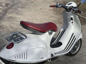 White Piaggio Vespa 2016 in Vilnius, with an engine capacity of 0.13 L and mileage of 4 thousand km for 3600 €, photo 5 on AUTOMOTO.COM.LV