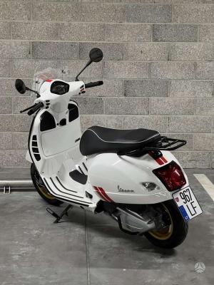 Balts Piaggio Vespa 2021 Kauņa, ar dzinēja tilpumu 0.30 L un nobraukumu 2 tūkst. km par 4900 €, foto 4 vietnē AUTOMOTO.COM.LV