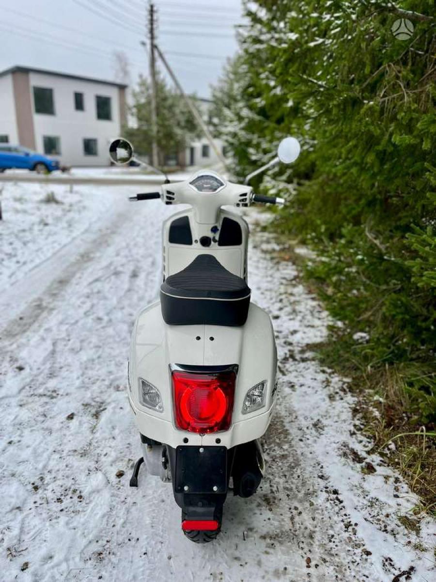 White Piaggio Vespa 2022 in Vilnius, with an engine capacity of 0.13 L and mileage of 2 thousand km for 3200 €, photo 2 on AUTOMOTO.COM.LV