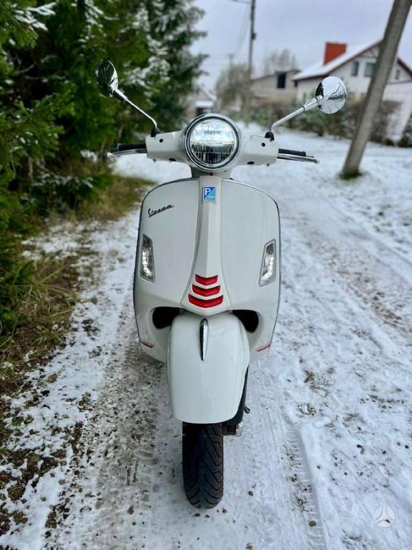 White Piaggio Vespa 2022 in Vilnius, with an engine capacity of 0.13 L and mileage of 2 thousand km for 3200 €, photo 6 on AUTOMOTO.COM.LV
