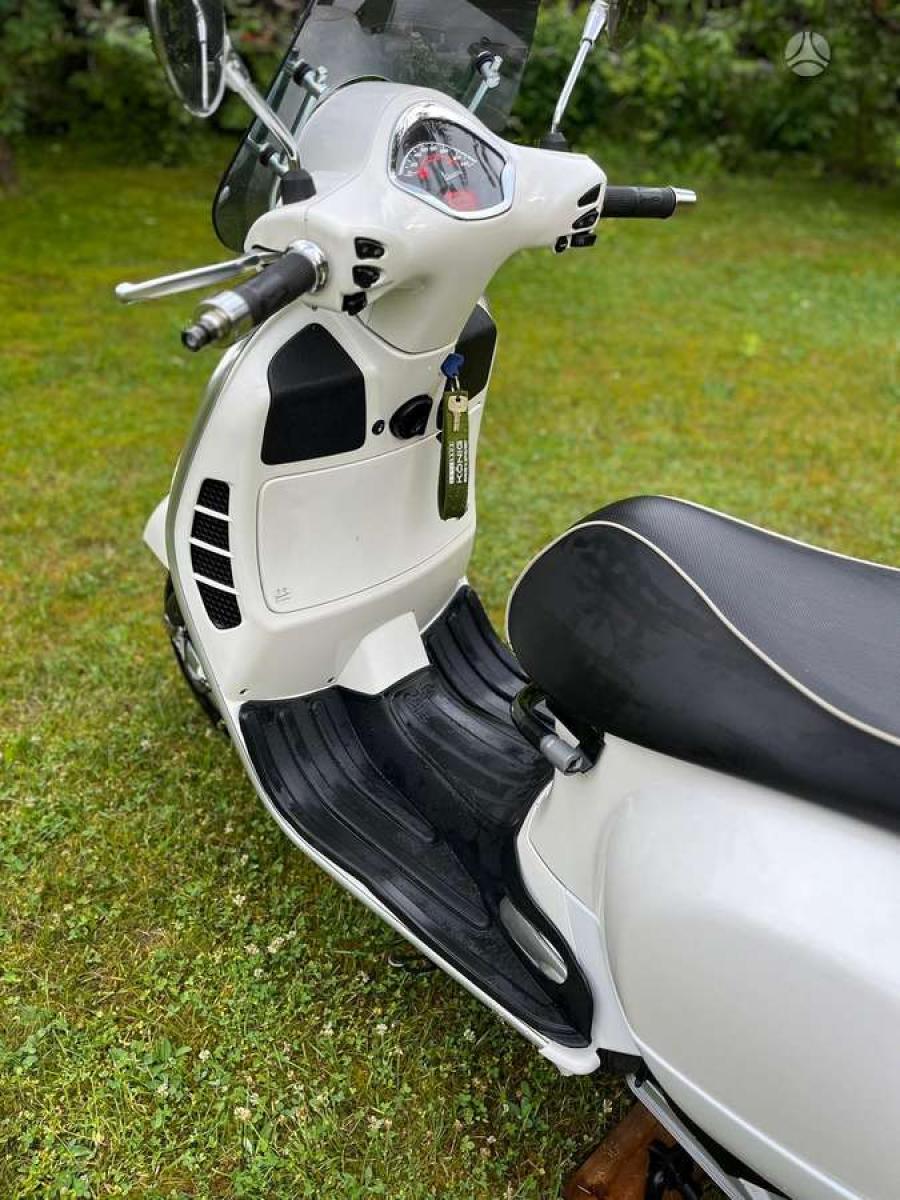 White Piaggio Vespa 2022 in Vilnius, with an engine capacity of 0.13 L and mileage of 4 thousand km for 3950 €, photo 3 on AUTOMOTO.COM.LV