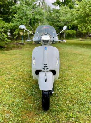 White Piaggio Vespa 2022 in Vilnius, with an engine capacity of 0.13 L and mileage of 4 thousand km for 3950 €, photo 5 on AUTOMOTO.COM.LV