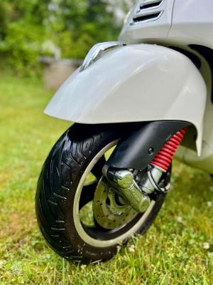 White Piaggio Vespa 2022 in Vilnius, with an engine capacity of 0.13 L and mileage of 4 thousand km for 3950 €, photo 10 on AUTOMOTO.COM.LV