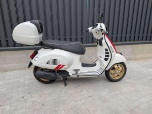 White Piaggio Vespa 2022 in Vilnius, with an engine capacity of 0.13 L and mileage of 1 thousand km for 5000 €, photo 3 on AUTOMOTO.COM.LV
