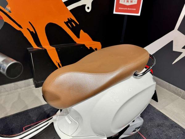 White Piaggio Vespa 2024 in Vilnius, with an engine capacity of 0.13 L and mileage of 8 thousand km for 3799 €, photo 11 on AUTOMOTO.COM.LV