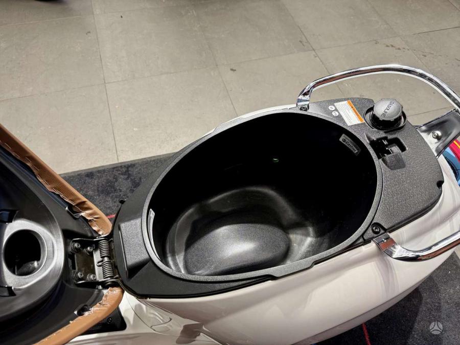 Balts Piaggio Vespa 2024 Viļņa, ar dzinēja tilpumu 0.13 L un nobraukumu 8 tūkst. km par 3799 €, foto 18 vietnē AUTOMOTO.COM.LV