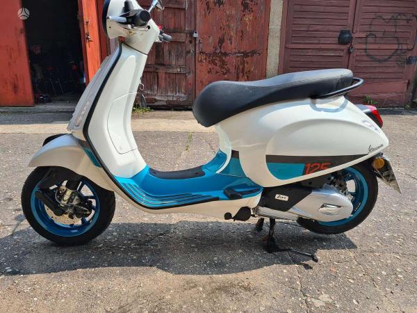 White Piaggio Vespa 2025 in Vilnius, with an engine capacity of 0.13 L and mileage of 36 thousand km for 4599 €, photo 1 on AUTOMOTO.COM.LV