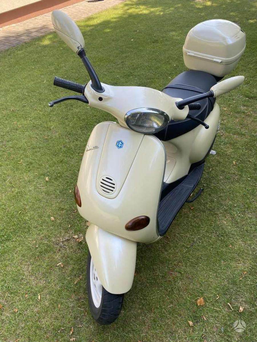 Dzeltens Piaggio Vespa 2001 Viļņa, ar dzinēja tilpumu 49.00 L un nobraukumu 15 tūkst. km par 1100 €, foto 1 vietnē AUTOMOTO.COM.LV
