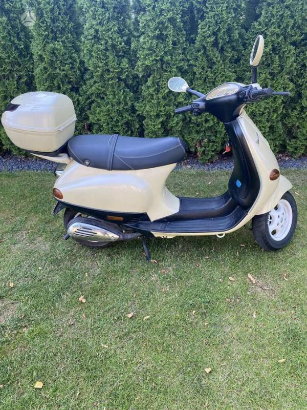 Dzeltens Piaggio Vespa 2001 Viļņa, ar dzinēja tilpumu 49.00 L un nobraukumu 15 tūkst. km par 1100 €, foto 3 vietnē AUTOMOTO.COM.LV