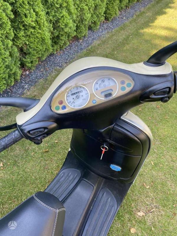 Dzeltens Piaggio Vespa 2001 Viļņa, ar dzinēja tilpumu 49.00 L un nobraukumu 15 tūkst. km par 1100 €, foto 4 vietnē AUTOMOTO.COM.LV