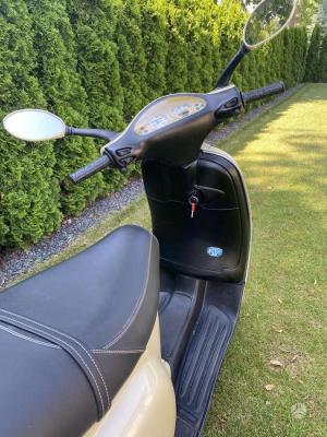 Dzeltens Piaggio Vespa 2001 Viļņa, ar dzinēja tilpumu 49.00 L un nobraukumu 15 tūkst. km par 1100 €, foto 6 vietnē AUTOMOTO.COM.LV