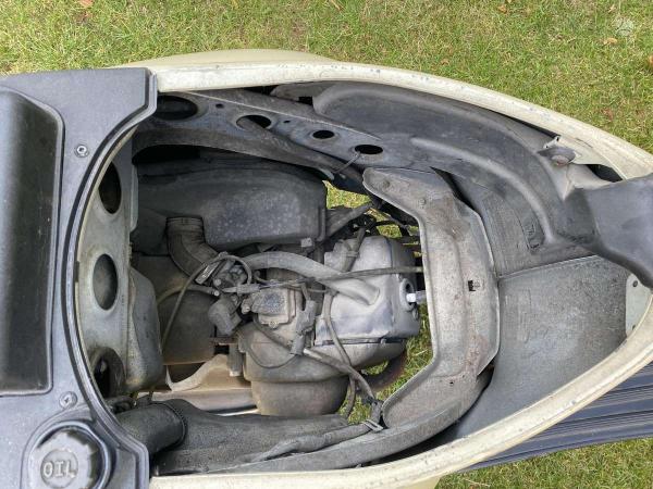 Dzeltens Piaggio Vespa 2001 Viļņa, ar dzinēja tilpumu 49.00 L un nobraukumu 15 tūkst. km par 1100 €, foto 7 vietnē AUTOMOTO.COM.LV