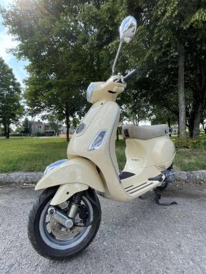 Yellow Piaggio Vespa 2010 in Klaipeda, with an engine capacity of 50.00 L and mileage of 10 thousand km for 900 €, photo  on AUTOMOTO.COM.LV