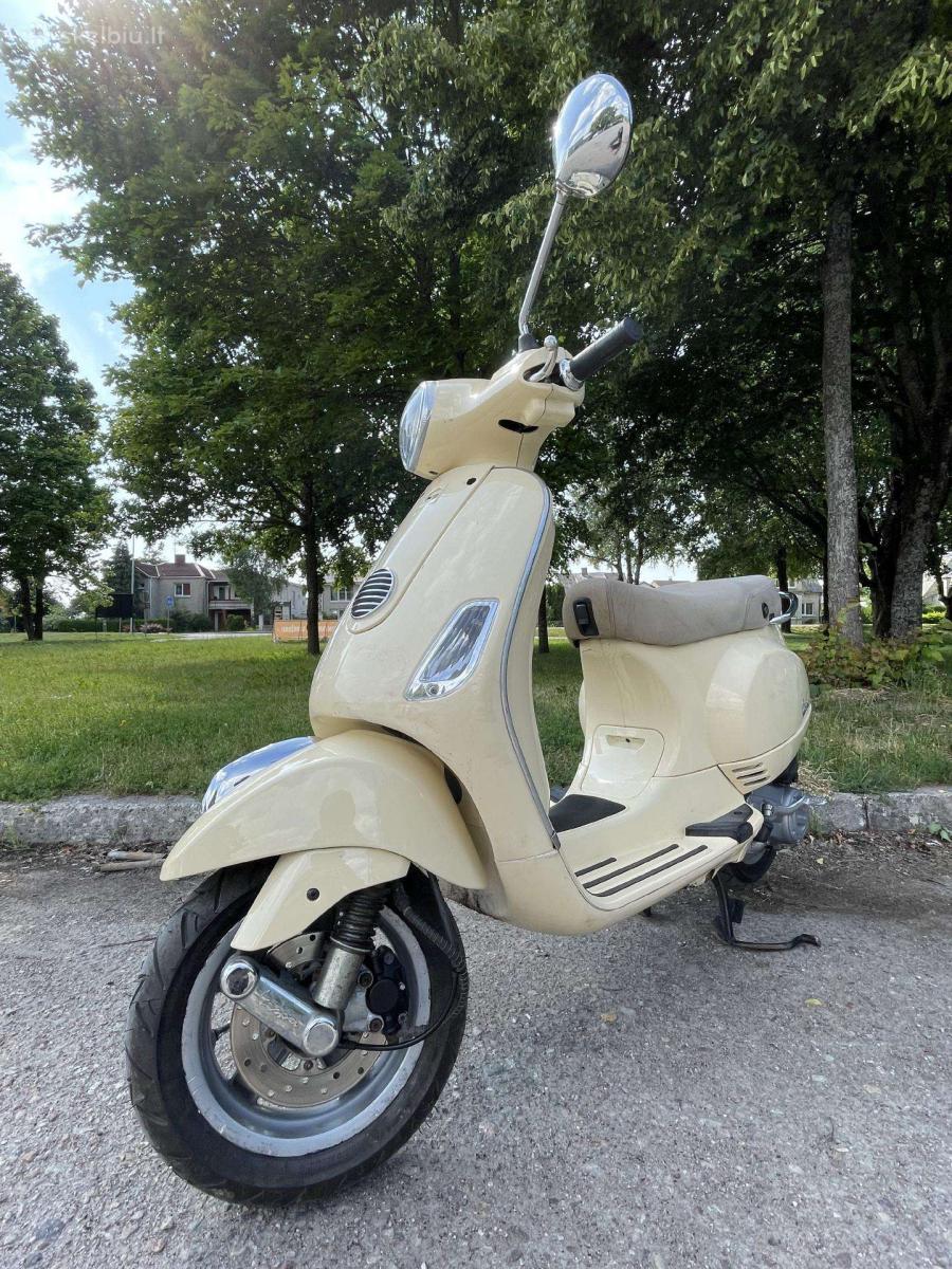 Yellow Piaggio Vespa 2010 in Klaipeda, with an engine capacity of 50.00 L and mileage of 10 thousand km for 900 €, photo 1 on AUTOMOTO.COM.LV