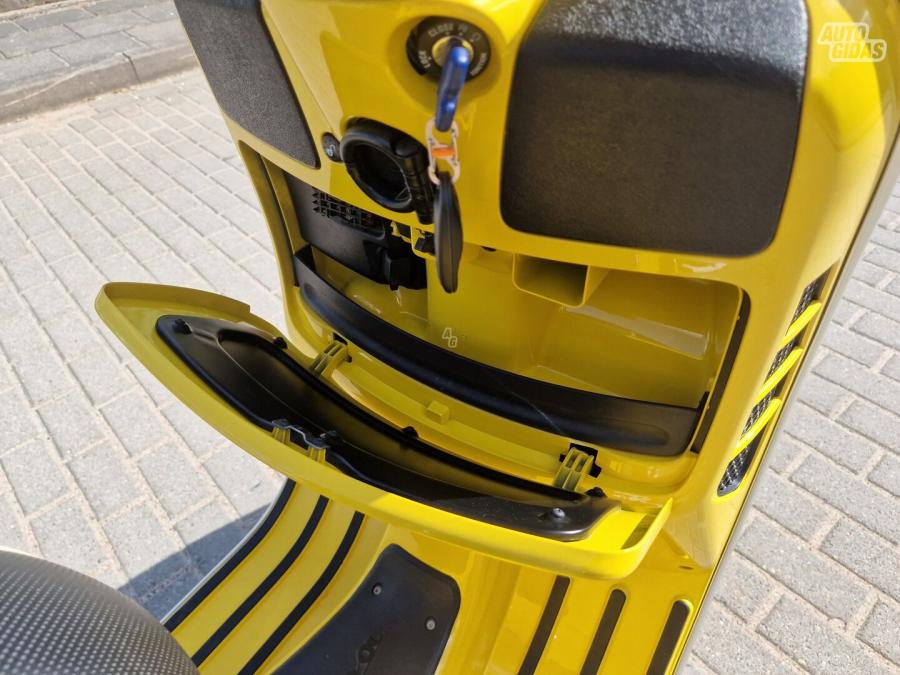 Yellow Piaggio Vespa 2019 in Vilnius, with an engine capacity of 0.30 L and mileage of 5 thousand km for 5250 €, photo 30 on AUTOMOTO.COM.LV