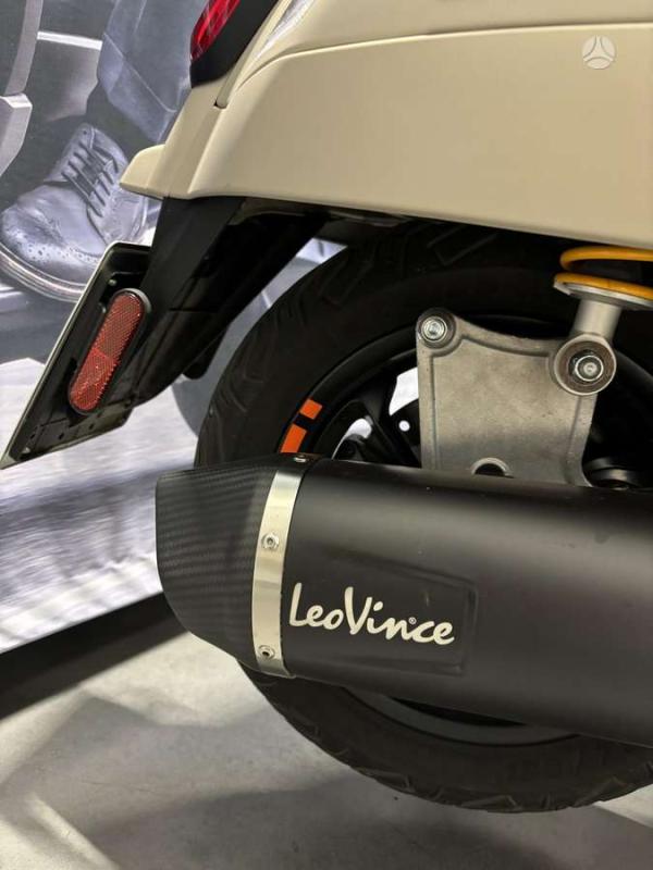 Желтый Piaggio Vespa 2024 в Вильнюс, объемом двигателя 0.30 л и пробегом 2 тыс. км за 6300 €, фото 2 на AUTOMOTO.COM.LV