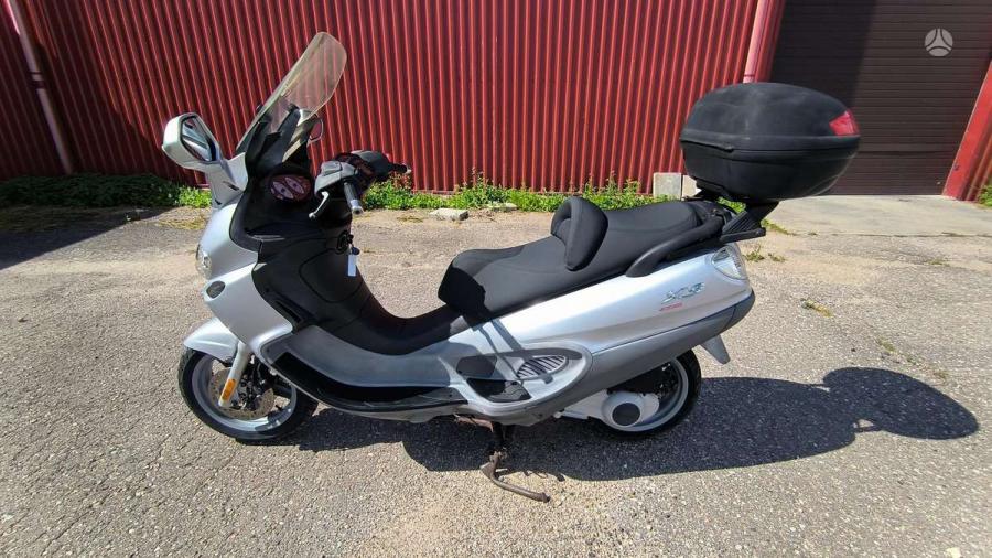 Pelēks Piaggio X9 2006 Alīta, ar dzinēja tilpumu 0.13 L un nobraukumu 10 tūkst. km par 1450 €, foto 5 vietnē AUTOMOTO.COM.LV
